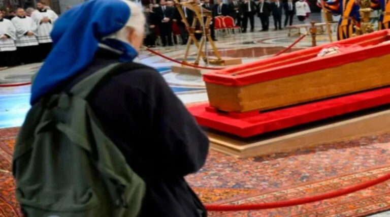El mensaje de la monja que rompió el protocolo en el funeral del papa ...